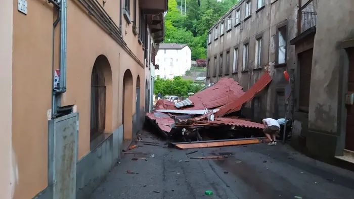 Tromba d’aria sulla Bergamasca a Ponte Nossa tetti scoperchiati - Foto e video