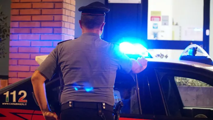 Tenta di rubare poi insulta e aggredisce commessi e carabinieri | denunciato