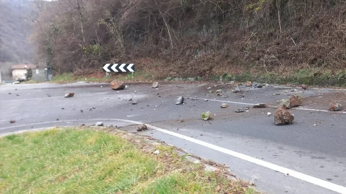 Massi in strada a Casnigo, libera in giornata