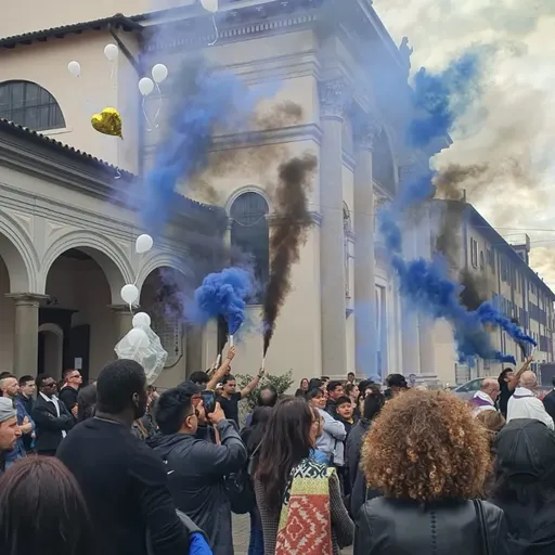 In tantissimi per l’ultimo saluto a Roy