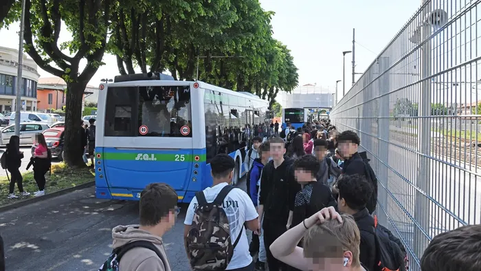 Sul bus con la pistola, minaccia due minori: panico a Romano
