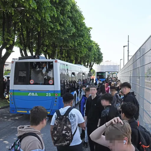 Sul bus con la pistola, minaccia due minori: panico a Romano