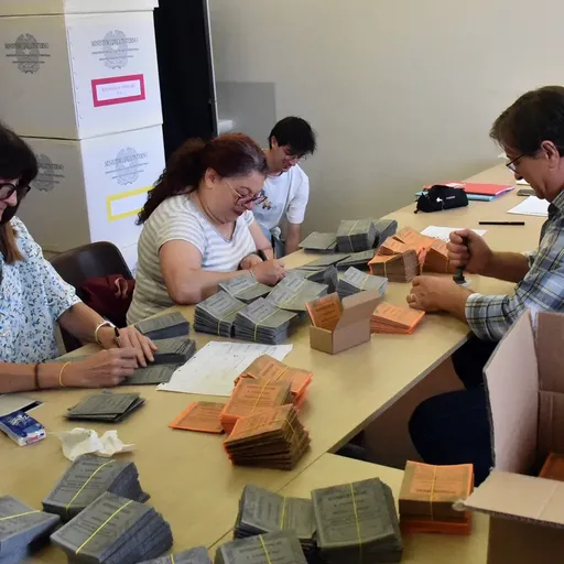 Referendum, alle 12 affluenza intorno al 6%