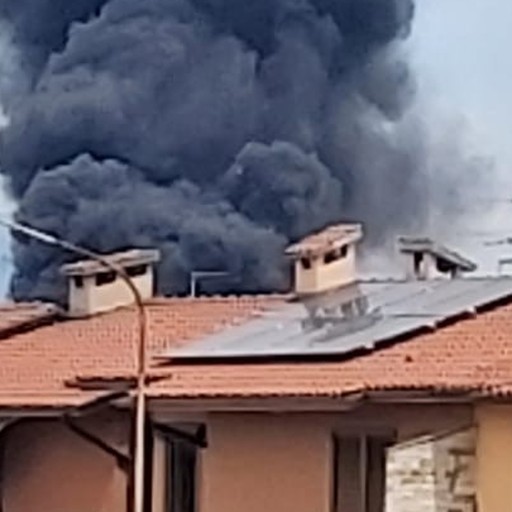 Incendio a Dalmine, nube nera