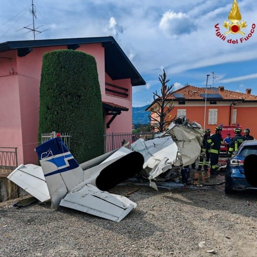 Ultraleggero in fase di atterraggio si schianta su una strada adiacente ...
