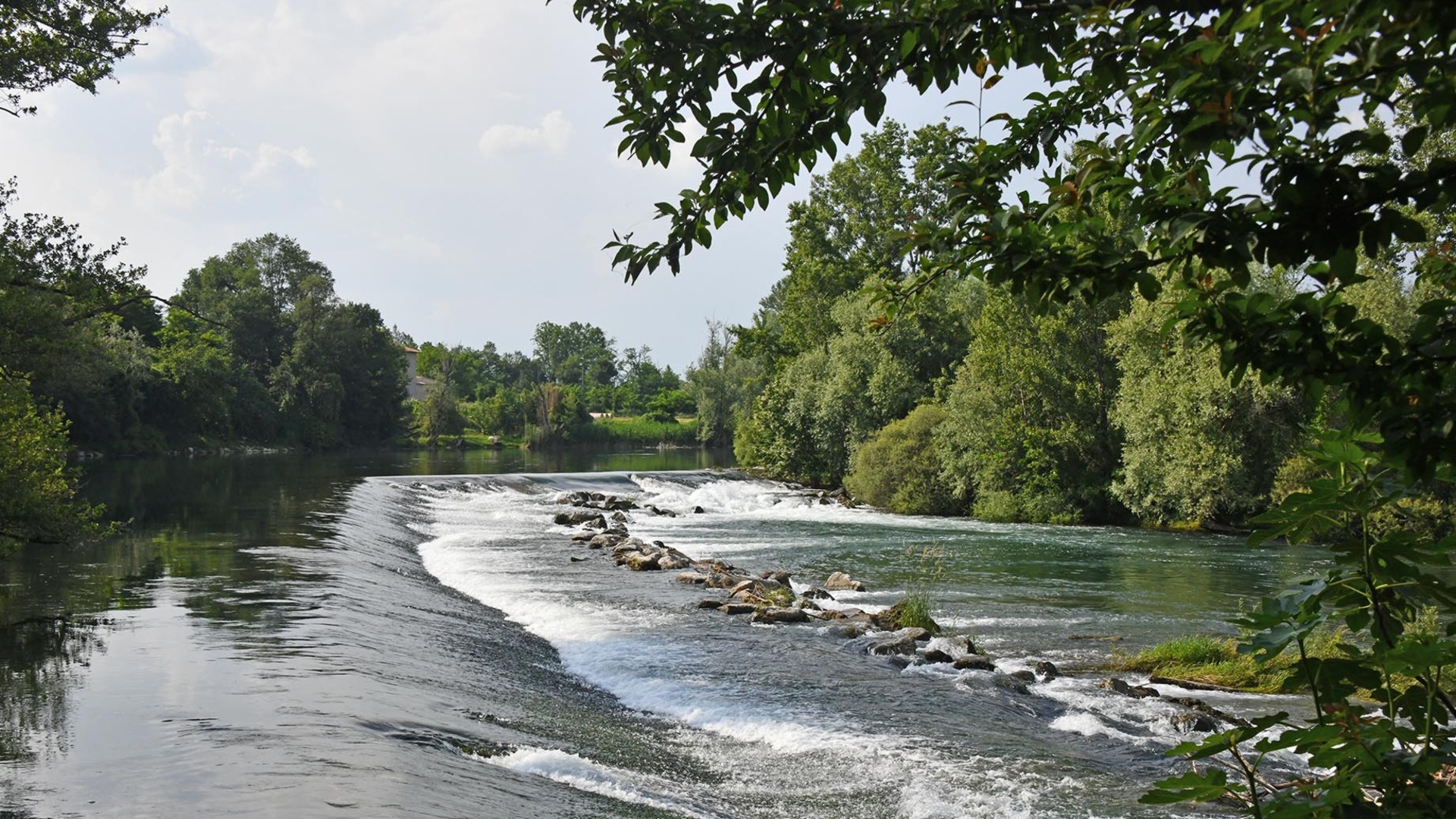 Due uomini in difficoltà nel fiume Oglio, uno annega, l’altro in salvo